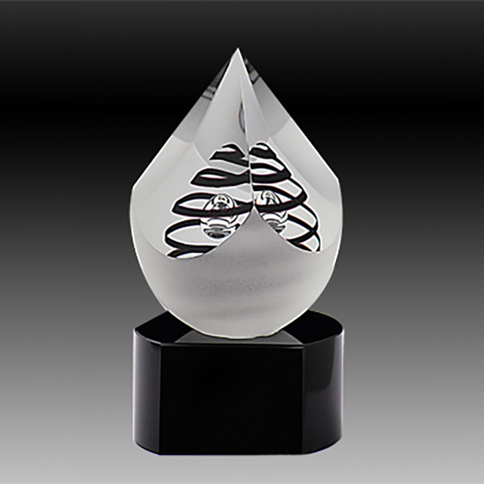 Crystal Pyramid Award with Black Spiral on Base LC25 | Master Engraving